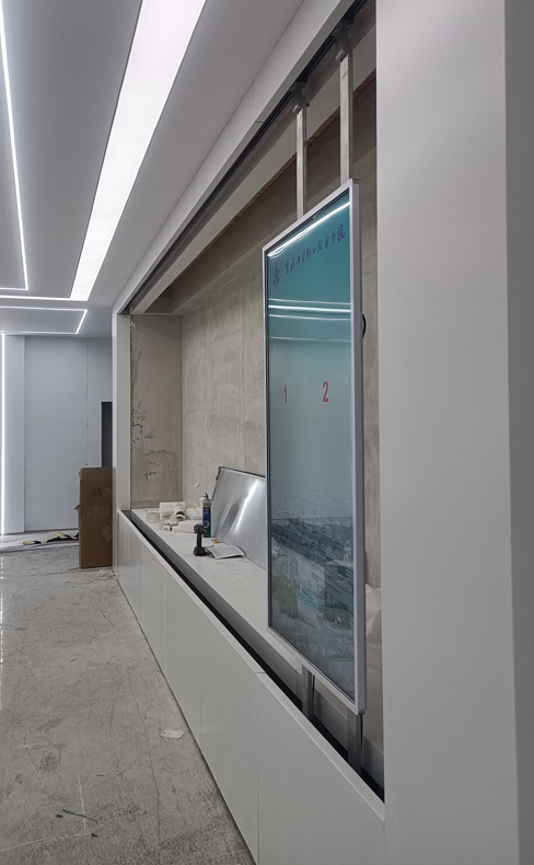 案例：吉林工职技术学院直轨滑轨屏上下安装 - 鑫宜云官网